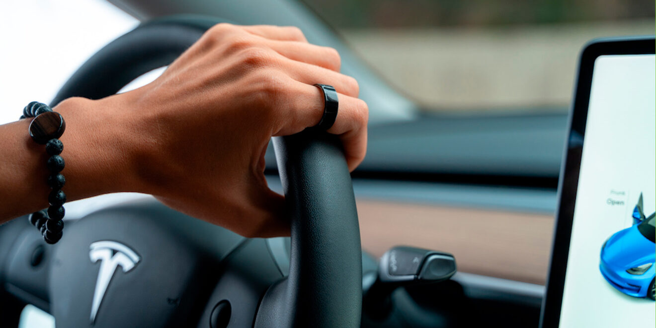Nu kan du låse Teslaen op med en fingerring